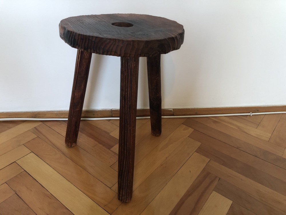 Scaun vechi din lemn,rustic bavarez,cu trei picioare | arhiva Okazii.ro