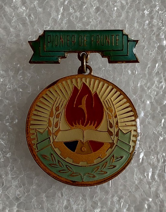 Insigna pionieri - Pionier de frunte, Romania de la 1950 | Okazii.ro