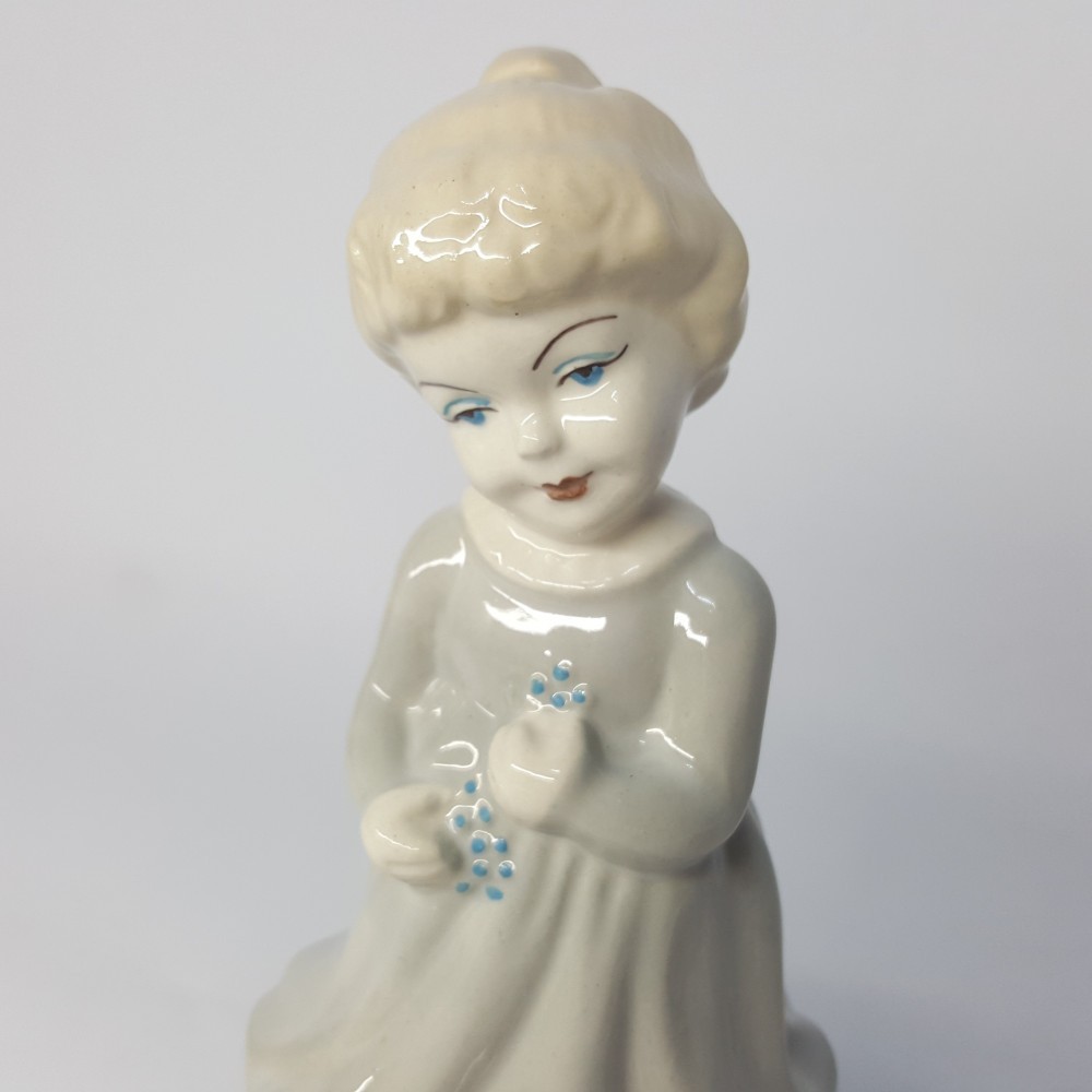 Bibelou portelan romanesc vechi, vintage - Fetita cu flori | arhiva ...