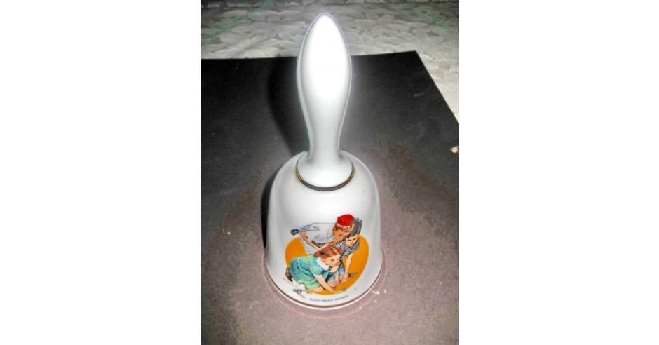 621A-Clopotel portelan englezesc-Knuckles down. Copii auzind clopotelul ...