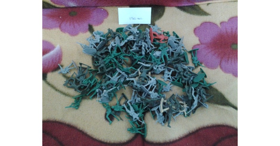 130 soldatei figurine din plastic calareti indieni cowboy soldati ...