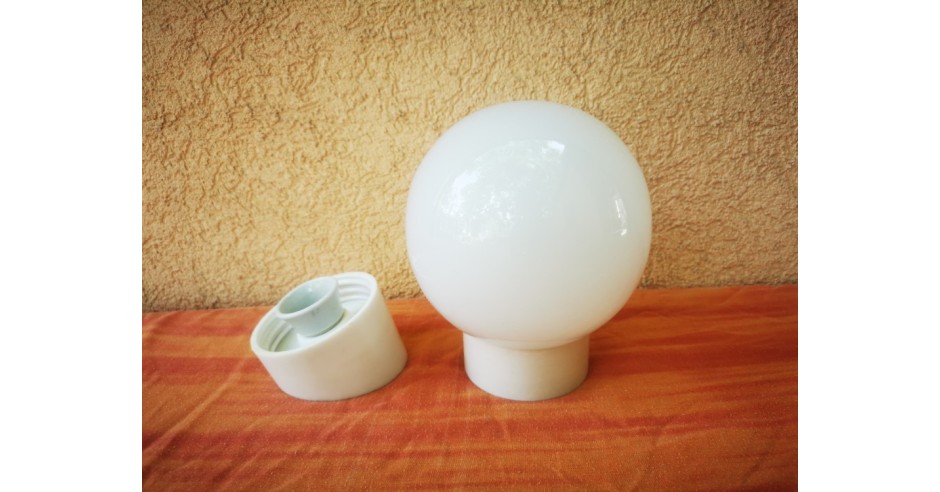 Veche lampa aplica plafoniera cu abajur sticla opalina glob sfera ...