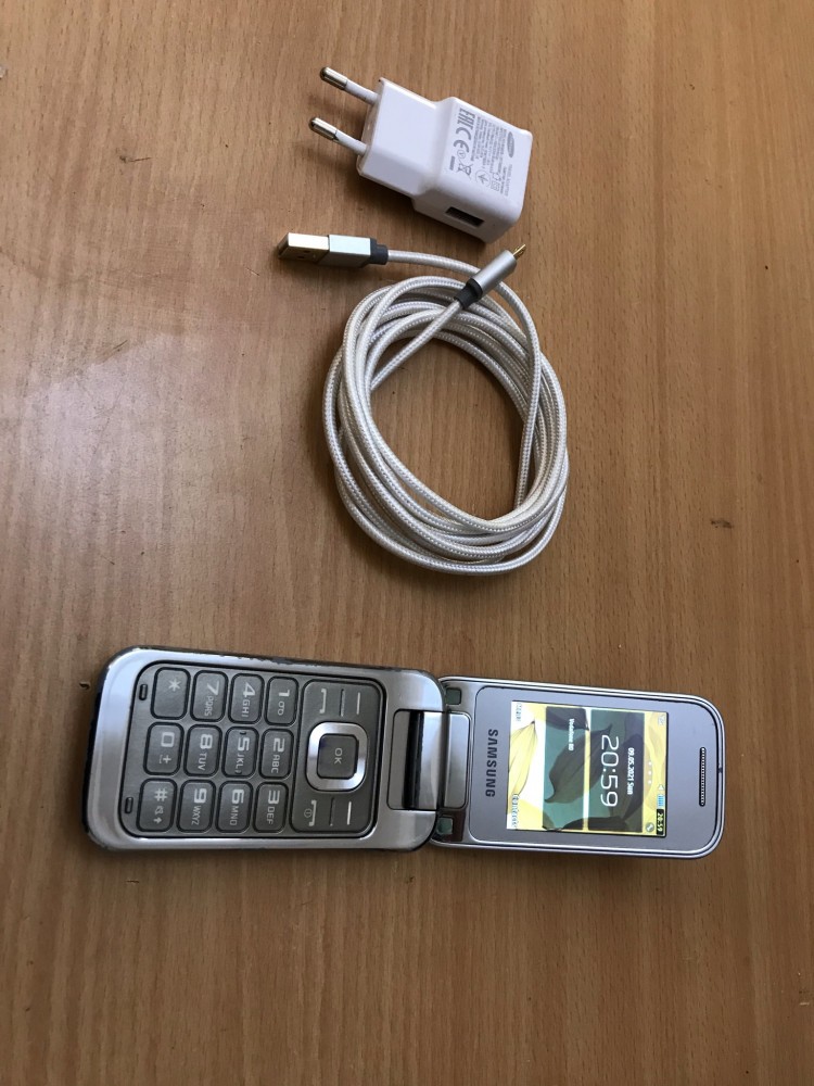 TELEFON CU CLAPETA SI BUTOANE MARI SAMSUNG | arhiva Okazii.ro