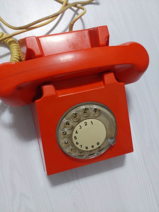 Telefon vechi romanesc cu disc ,Telefon ROSU Fix cu disc de colectie ...