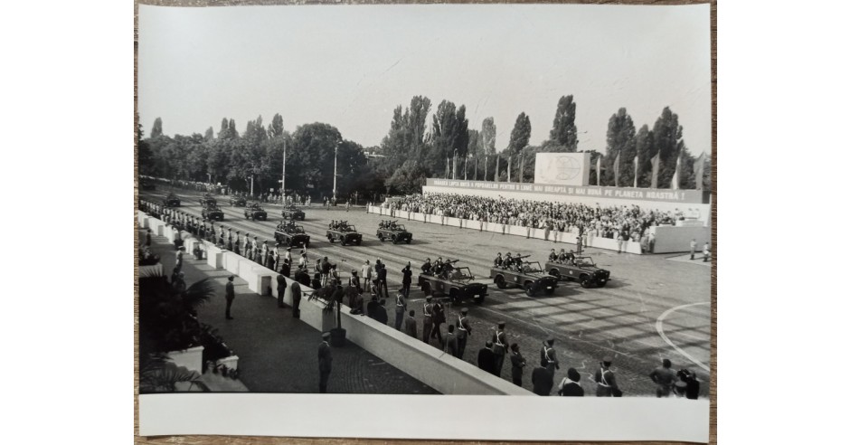 Scena de la defilarea din 23 august 1984// fotografie, Romania 1900 ...