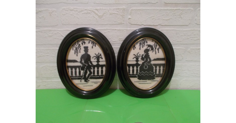 Doua TABLOURI CUSUTE vechi , scene romantice, COSTUME de EPOCA / Goblen ...