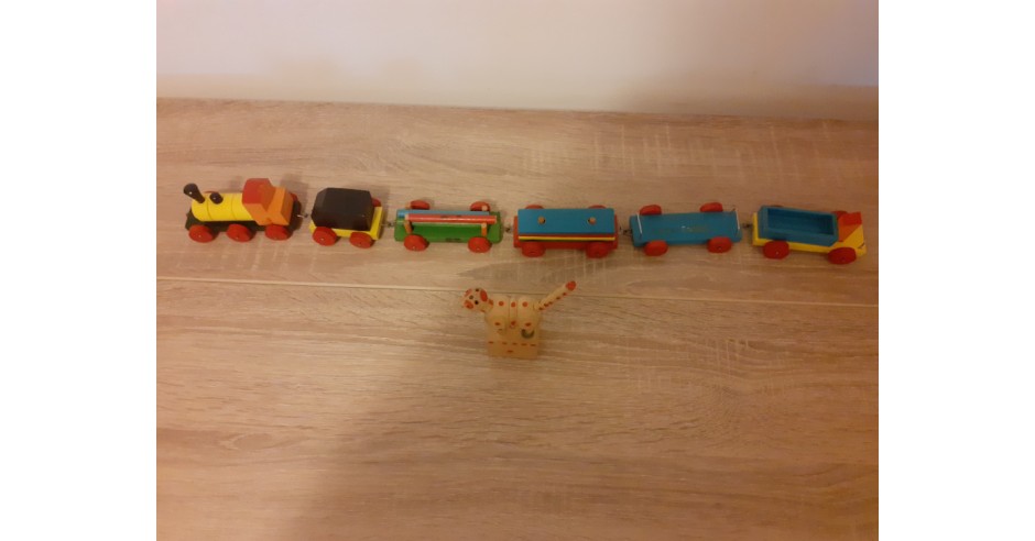 Lot jucarii vechi din lemn,de colectie, anii 70, trenulet si animalut ...