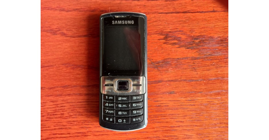Telefon mobil Samsung negru cu taste si aparat foto | arhiva Okazii.ro