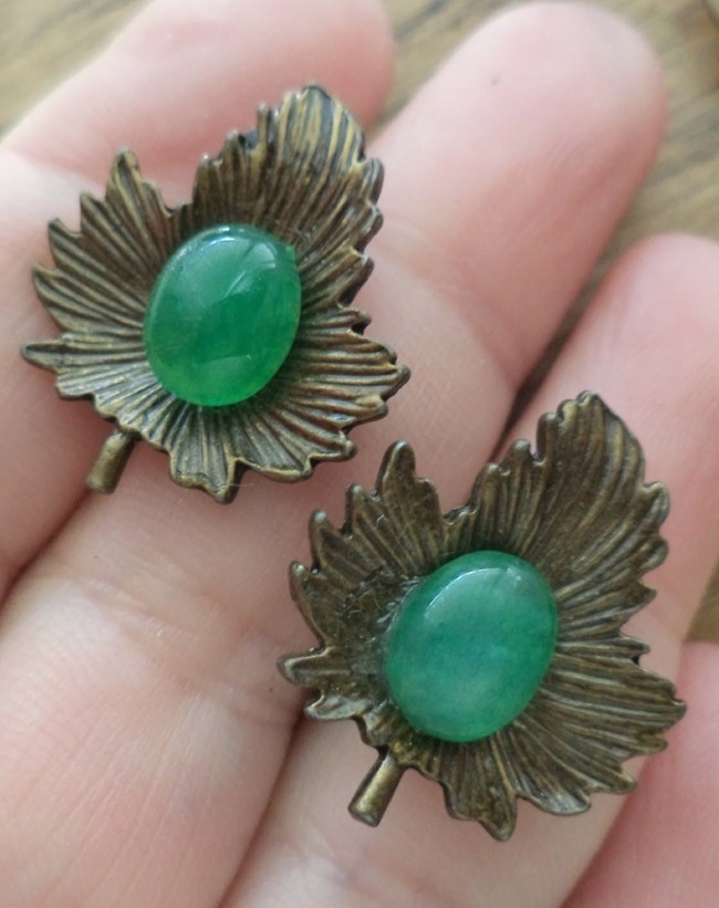 Cercei surub/fluture/ baza bronz - forma frunza cu agat verde padure ...