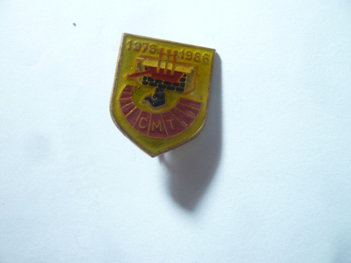 Insigna 10 Ani CMT 1986 Romania , h=2cm , metal si email | Okazii.ro