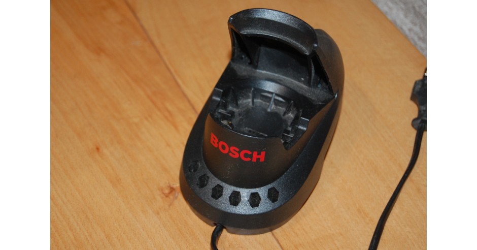 Incarcator filetanta / masina de insurubat Bosch 11.7v 800mA model ...