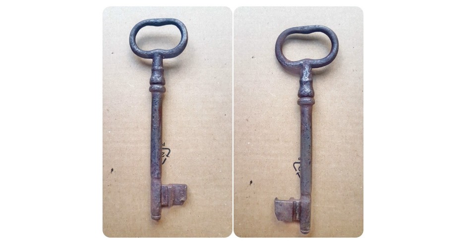 D647-Chei vechi metal pt. Porti de casa stare buna modele frumoase ...