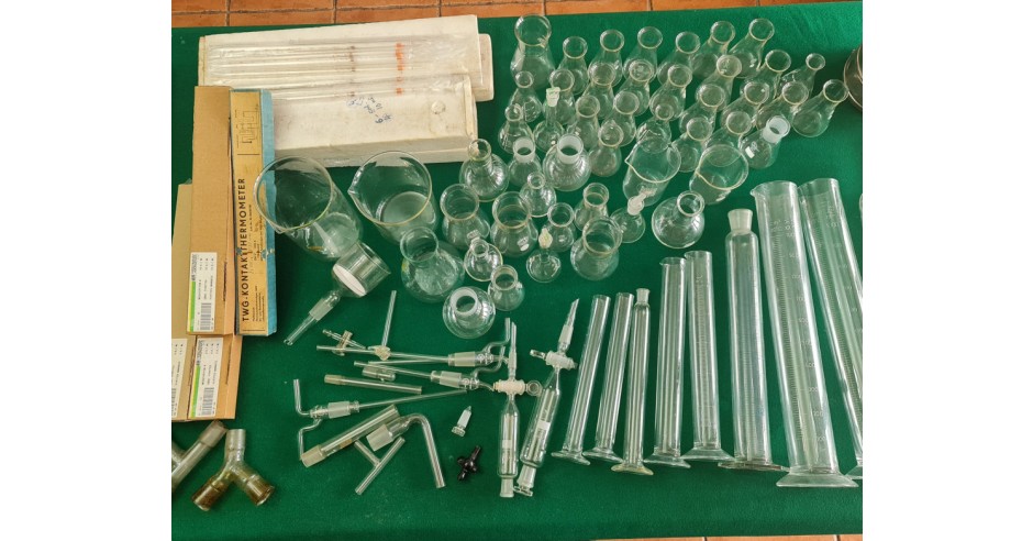 PESTE 150 buc. VASE PENTRU LABORATOR NEFOLOSITE - anii 1960 - 1970 ...