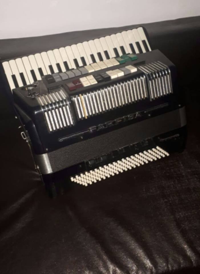 Acordeon Farfisa | arhiva Okazii.ro