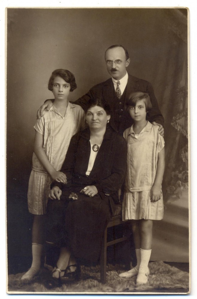 AD 1701 C.P.VECHE-FAMILIE IN TINUTA DE EPOCA -GEORGESCU -FOTOGLOB ...