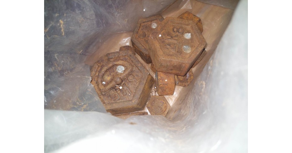 Cantar vechi tip balanta Sibiu cu tas si cocosei vechi de epoca 10 kg ...