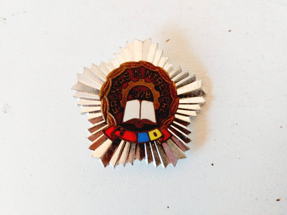 Insigna comunism Fruntas in intrecere 1978, Romania | Okazii.ro