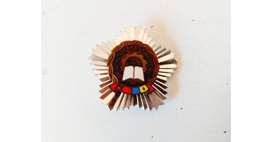 Insigna comunism Fruntas in intrecere 1978, Romania | Okazii.ro