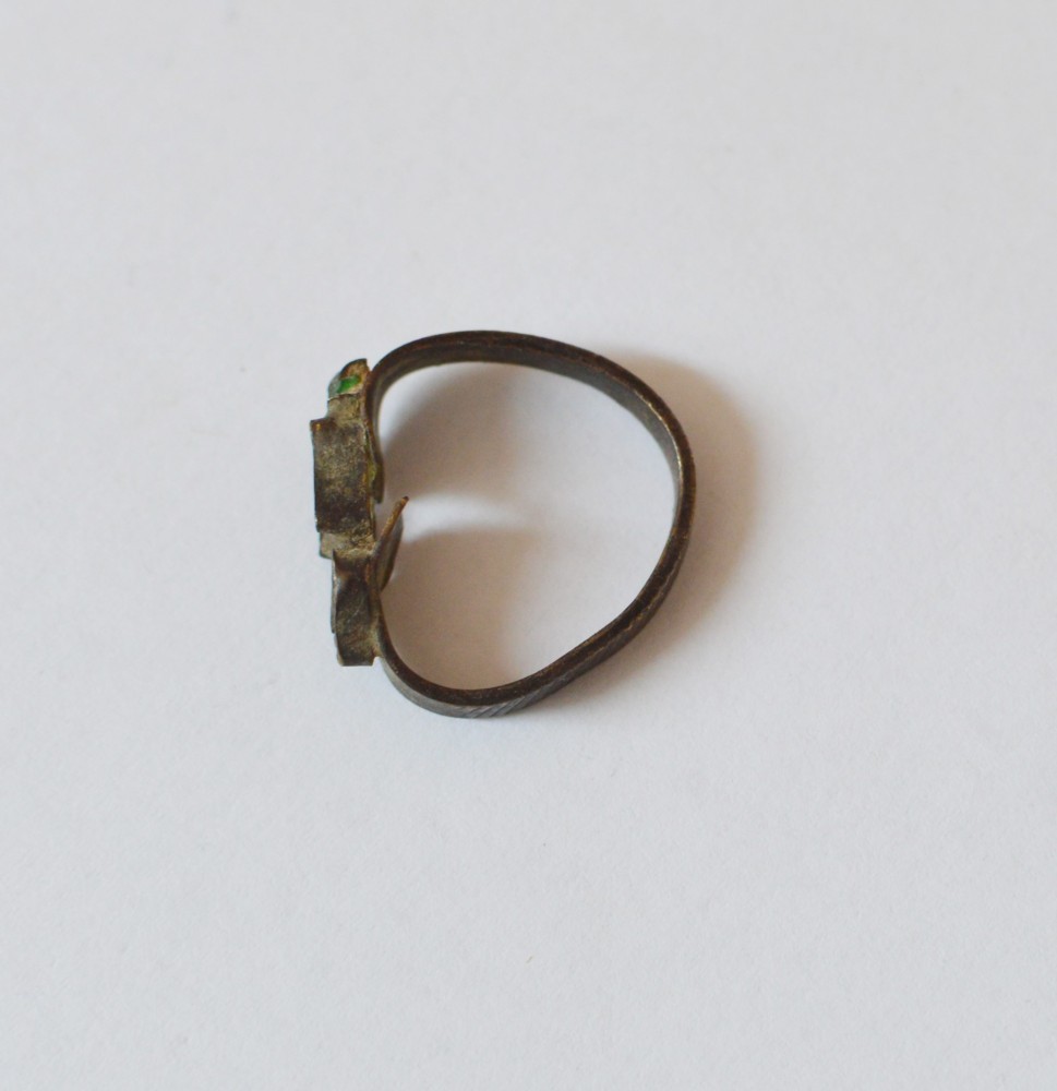 Inel medieval de bronz cu sticle colorate Anglia | arhiva Okazii.ro
