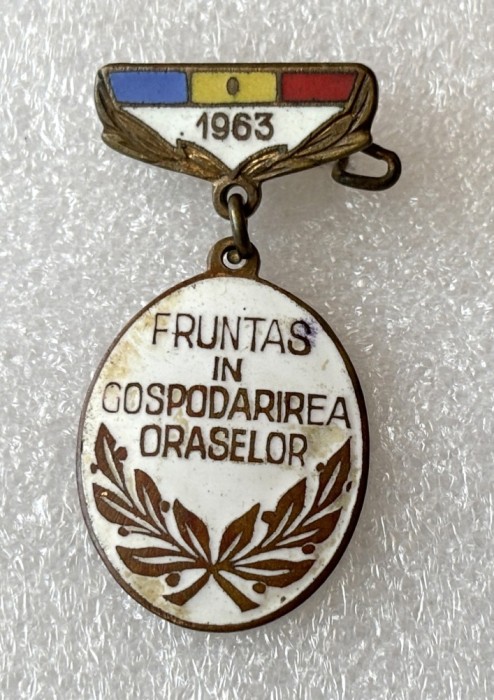 Romania 1963 - Insigna metalica Fruntas in gospodarirea oraselor ...