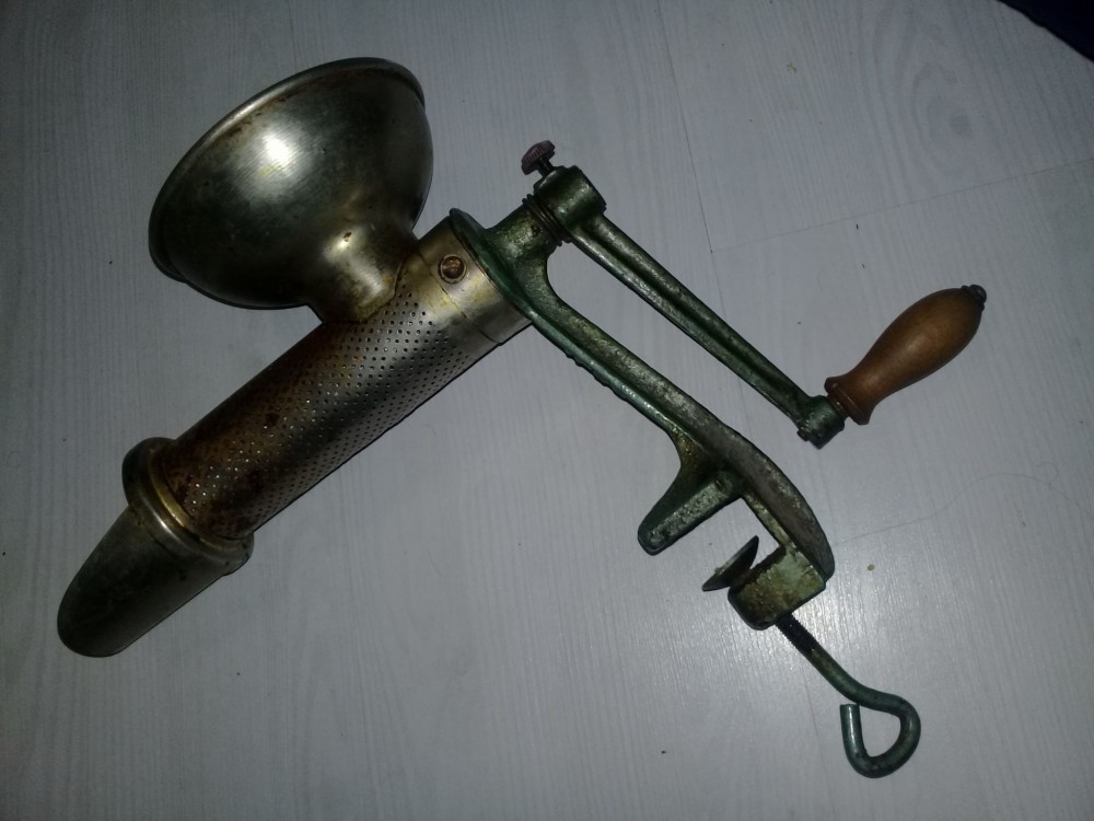 Masina veche de stors rosii MASIVA metalica,neingrijita,zdrobitor rosii ...