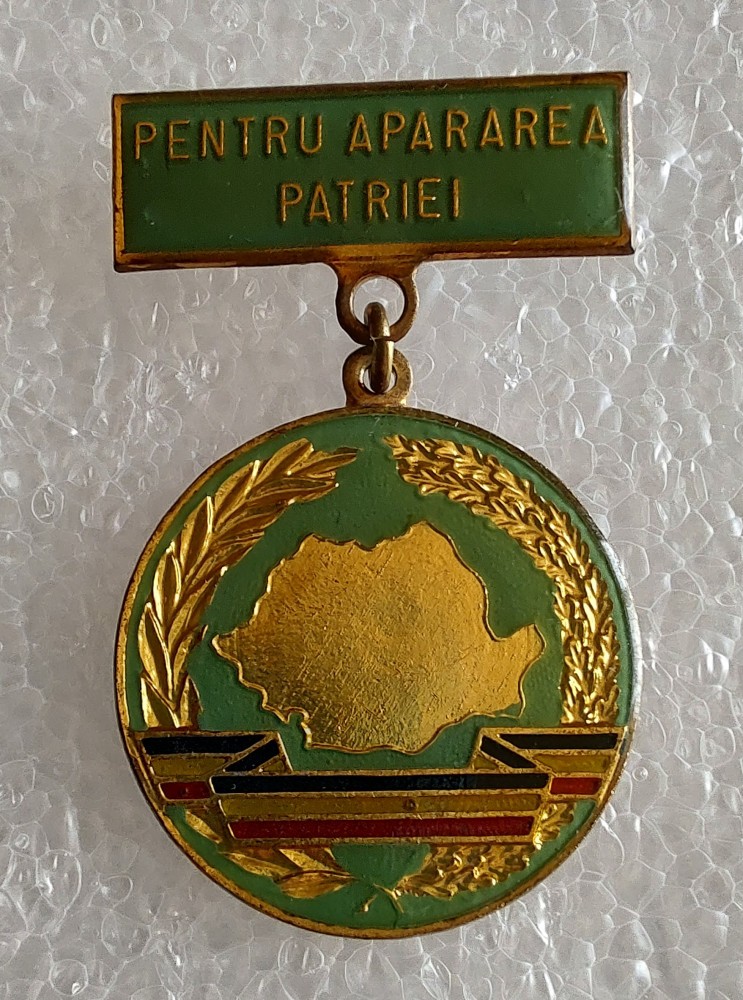 Insigna pionieri cu bareta - Pentru apararea patriei | arhiva Okazii.ro