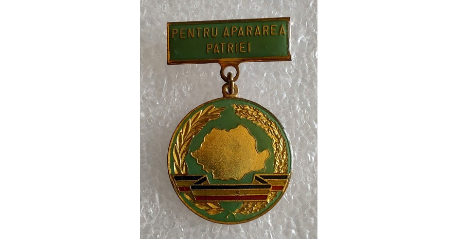 Insigna pionieri cu bareta - Pentru apararea patriei | arhiva Okazii.ro