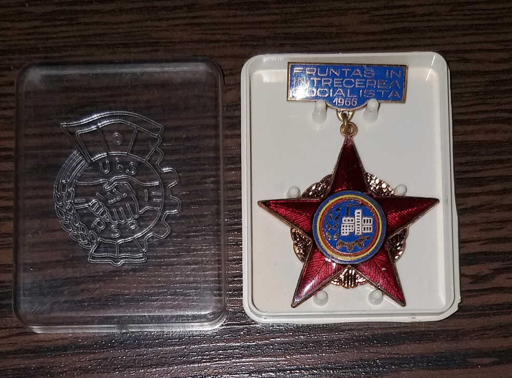 ROMANIA 1966 - INSIGNA FRUNTAS IN INTRECEREA SOCIALISTA, IN CUTIE ...
