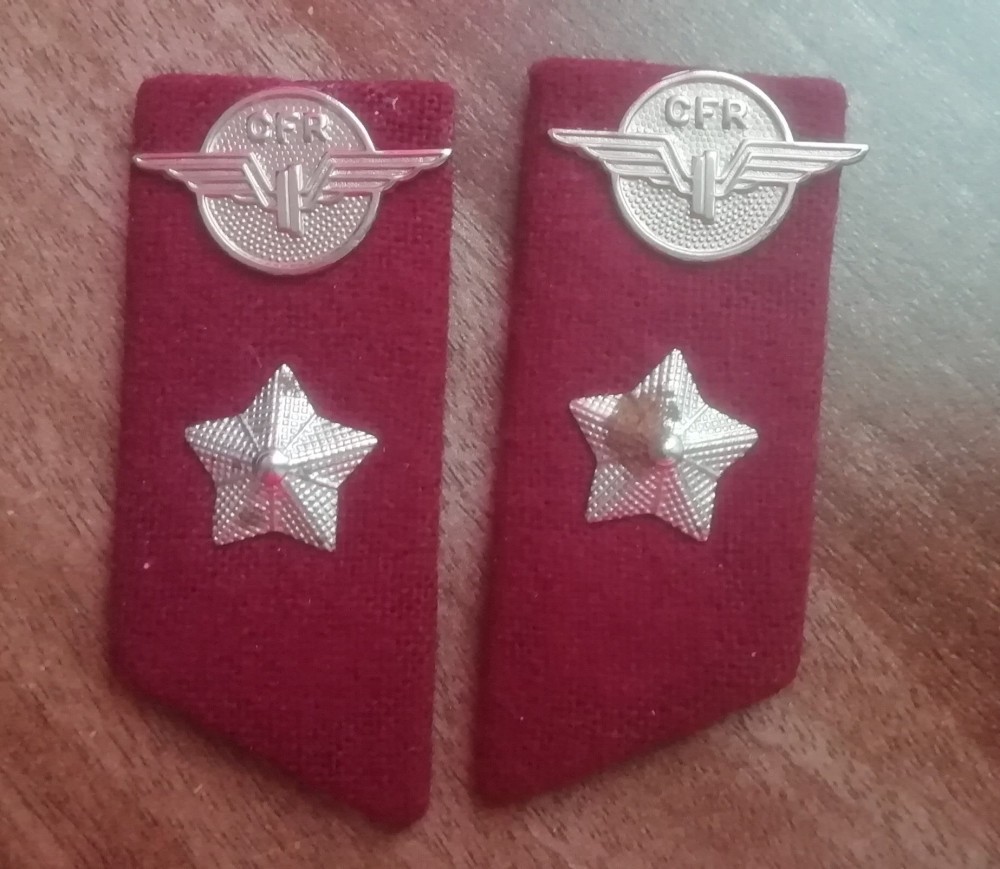 M1 - Insemne CFR - petlite rosii - stea mare si simbol CFR alb metalice ...