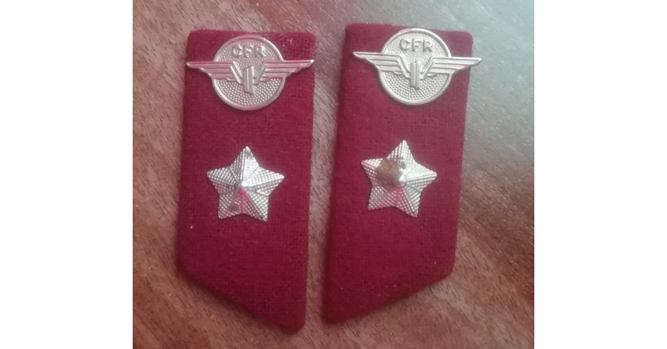 M1 - Insemne CFR - petlite rosii - stea mare si simbol CFR alb metalice ...