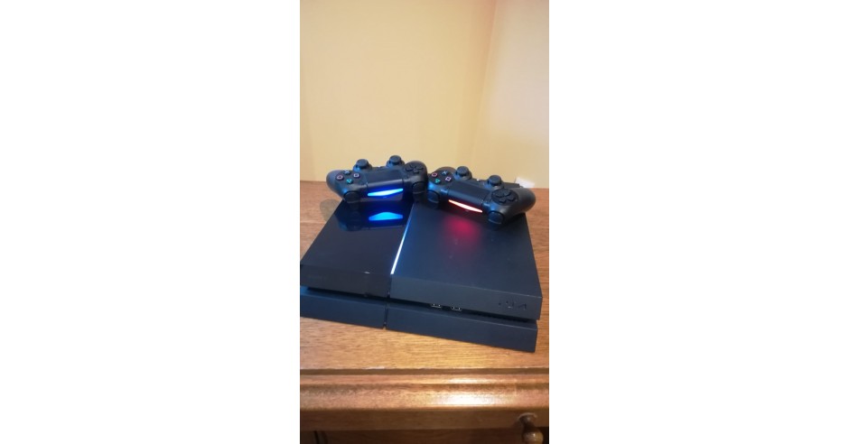Playstation 4, 500GB cu 2 console ?i un joc | arhiva Okazii.ro