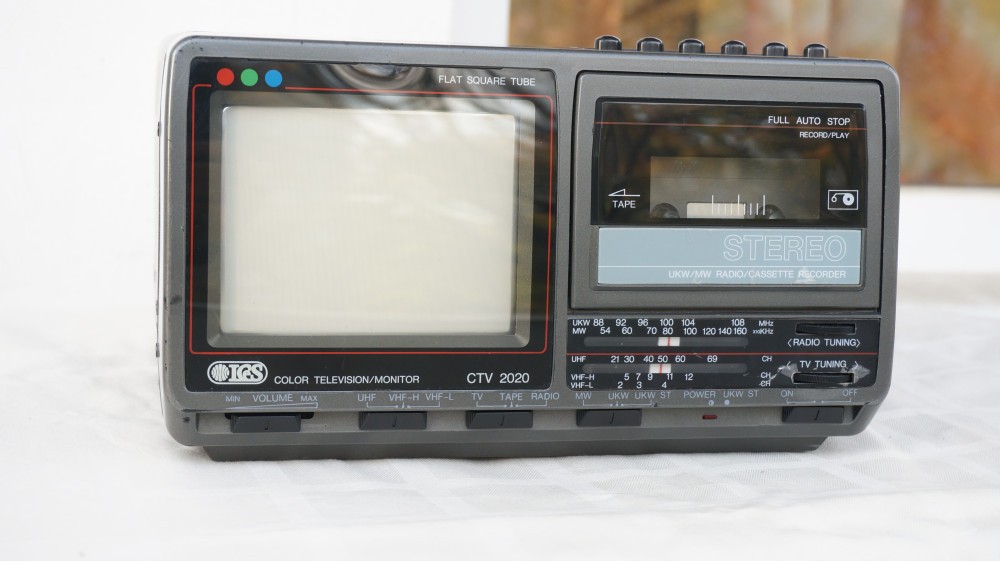 Mini televizor color portabil cu radio si casetofon | Okazii.ro