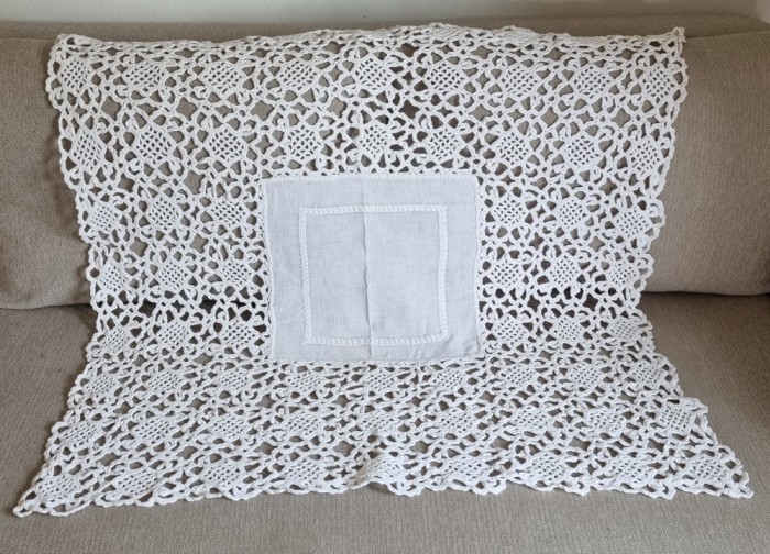 FATA DE MASA VINTAGE DIN LUCRATA MANUAL LA IGLITA CU CENTRU DIN IN ...