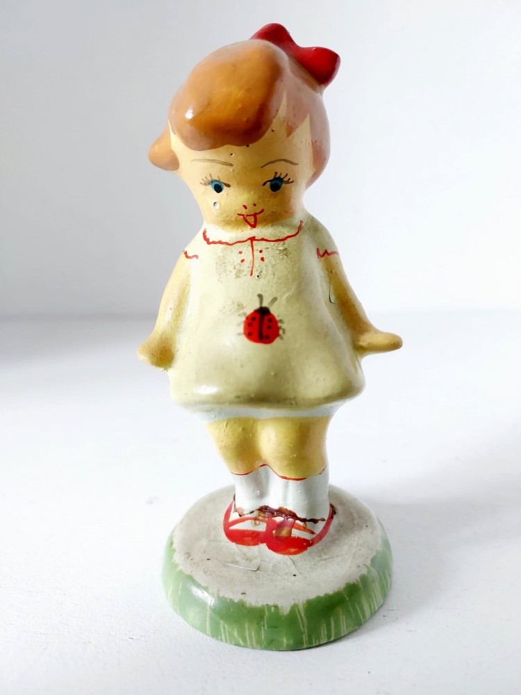 Bibelou vechi romanesc fetita cu buburuza, lut / argila pictat manual ...