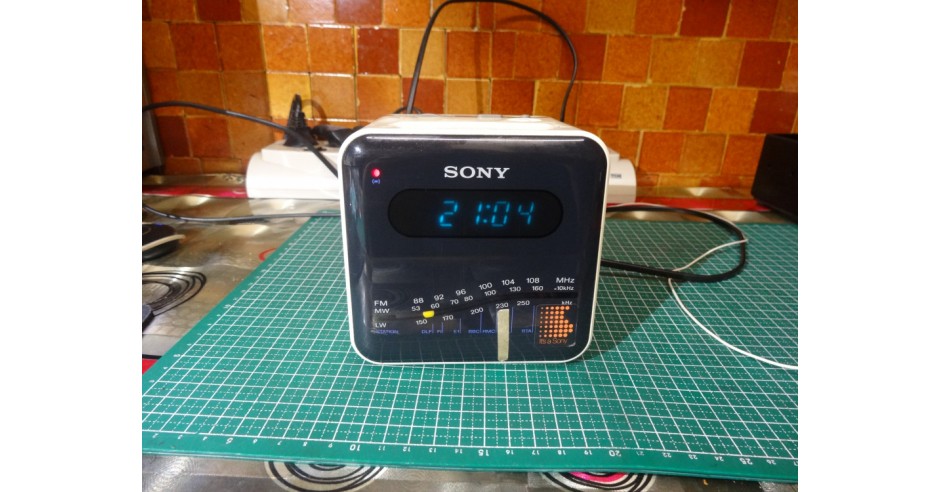 Aparat radio cu ceas retro SONY ICF-C101L /afisaj vfd | arhiva Okazii.ro