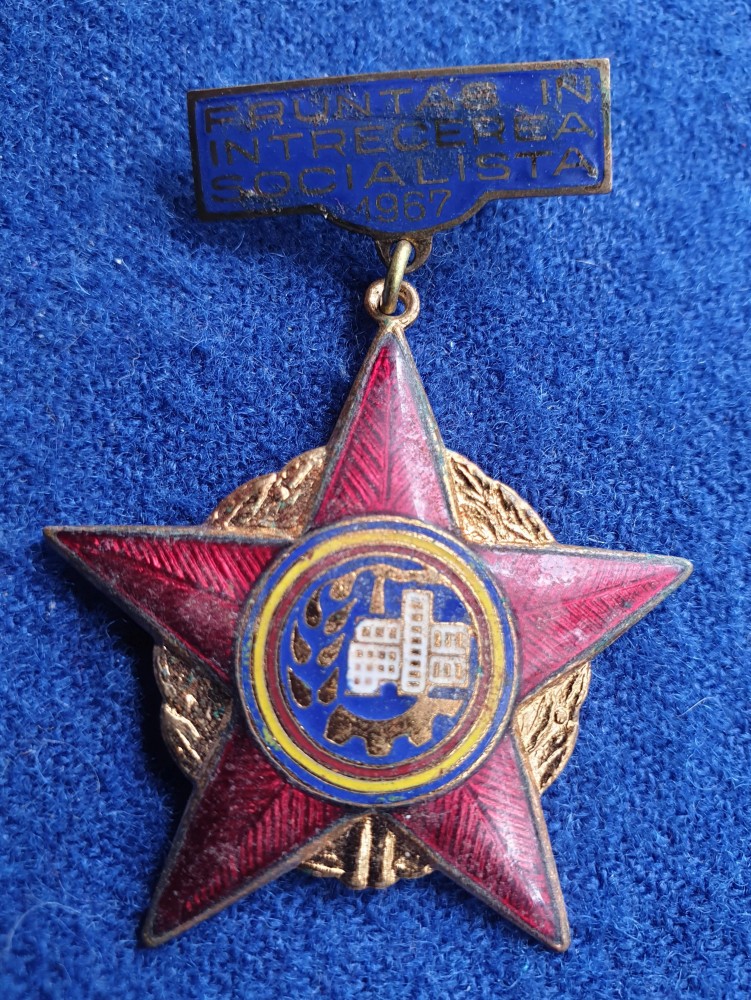 Insigna medalia FRUNTAS IN INTRECEREA SOCIALISTA pe anul 1967 ...
