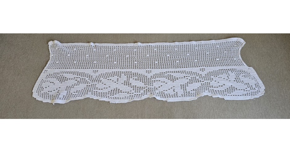 PERDEA MICUTA VINTAGE, LUCRATA MANUAL LA IGLITA | arhiva Okazii.ro