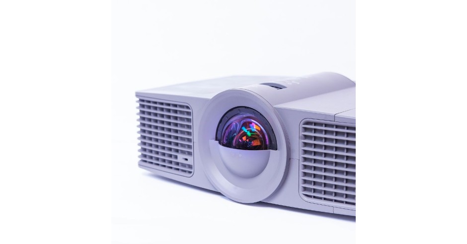 Proiector Smart UF65 Short Throw DLP 2000 lumeni compatibil table ...