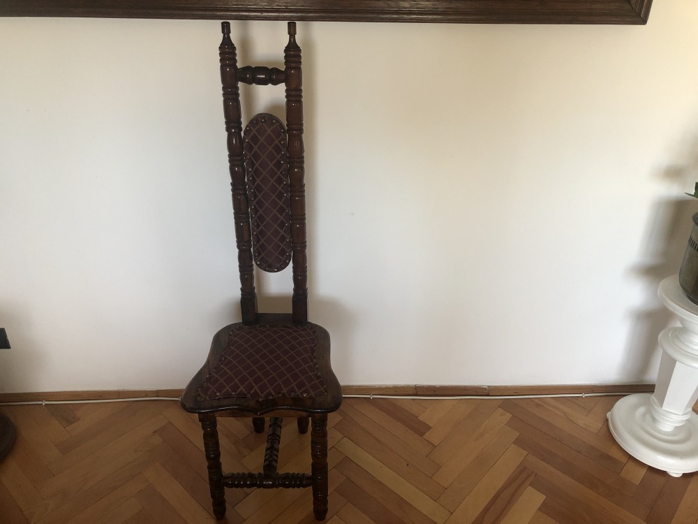 Scaun vechi trapez englezesc,din lemn masiv cu tapiserie | arhiva Okazii.ro