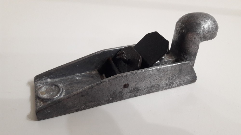 rindea manuala veche din aluminiu si fier de dimensiuni mici | arhiva ...