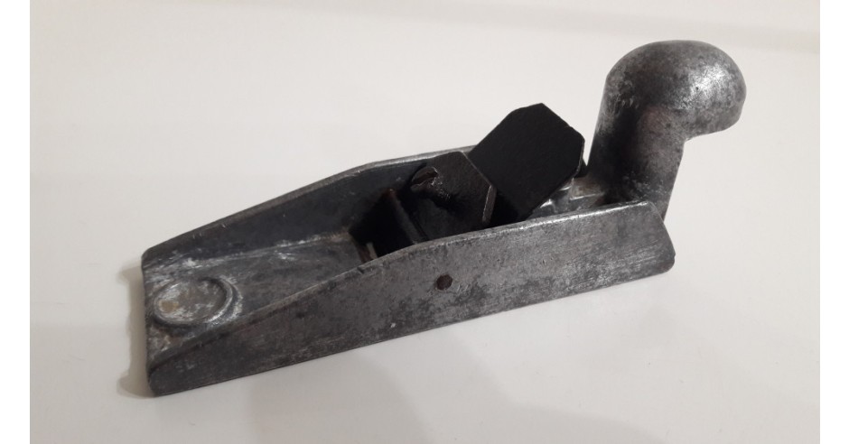 rindea manuala veche din aluminiu si fier de dimensiuni mici | arhiva ...