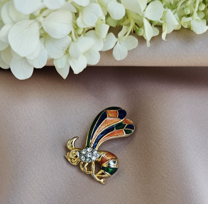 BROSA VINTAGE MICUTA DIN METAL AURIU EMAILAT CU PIETRICELE | Okazii.ro