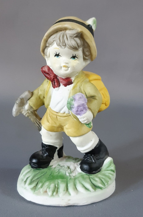 Bibelou asiatic din portelan mat - Baiat cu buchet de flori si ghiozdan ...