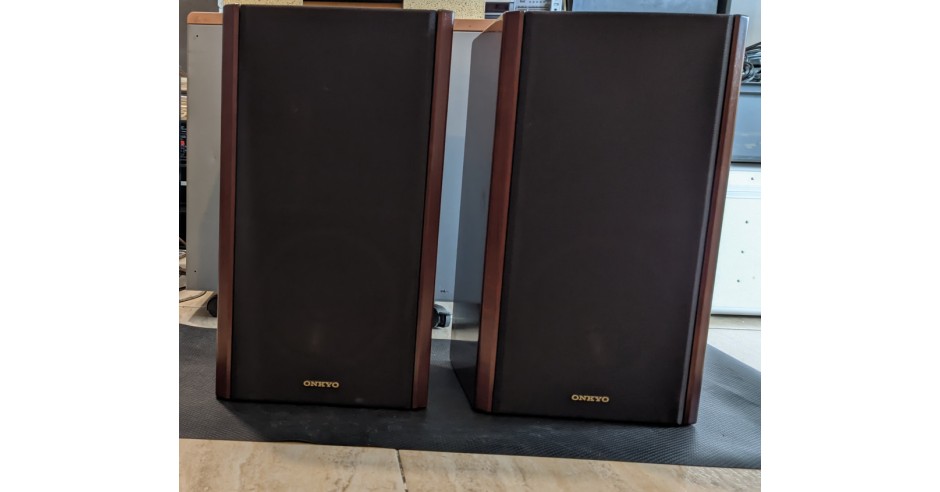 Boxe Onkyo pe 3 cai, sunet super, made in Japan, poze reale. Cititi ...