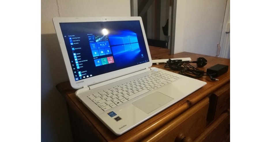 Laptop Toshiba Satellite i5 5200/Alb/Hdd 120gb ssd/12gb ram/2 placi ...