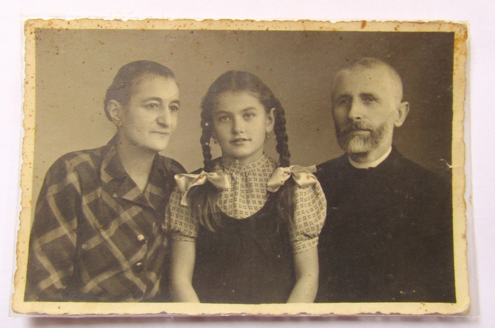 Familie de preot greco-catolic prigonita de securitatea comunista 1947 ...