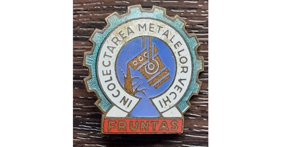 INSIGNA ROMANIA - FRUNTAS IN COLECTAREA METALELOR VECHI, PERIOADA ...