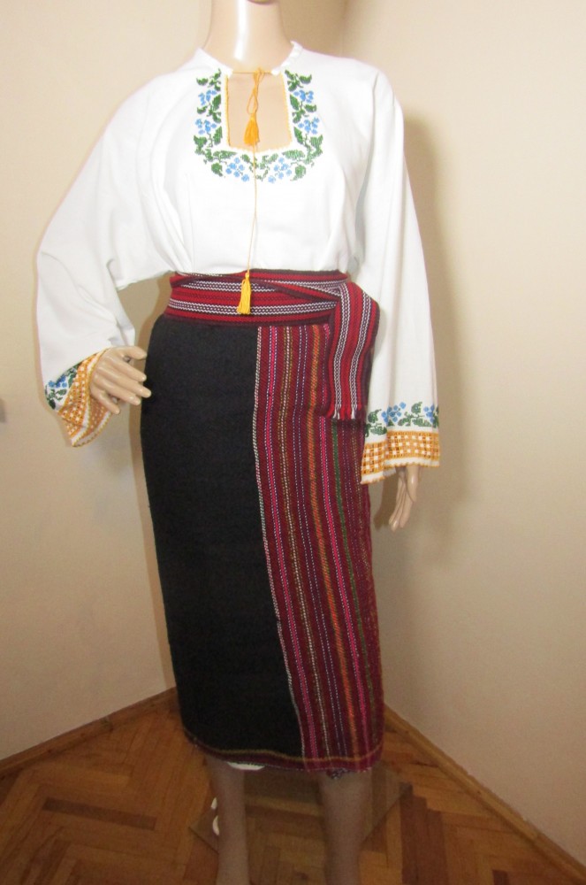 Costum popular vechi lucrat manual , costum Moldova , costum ...
