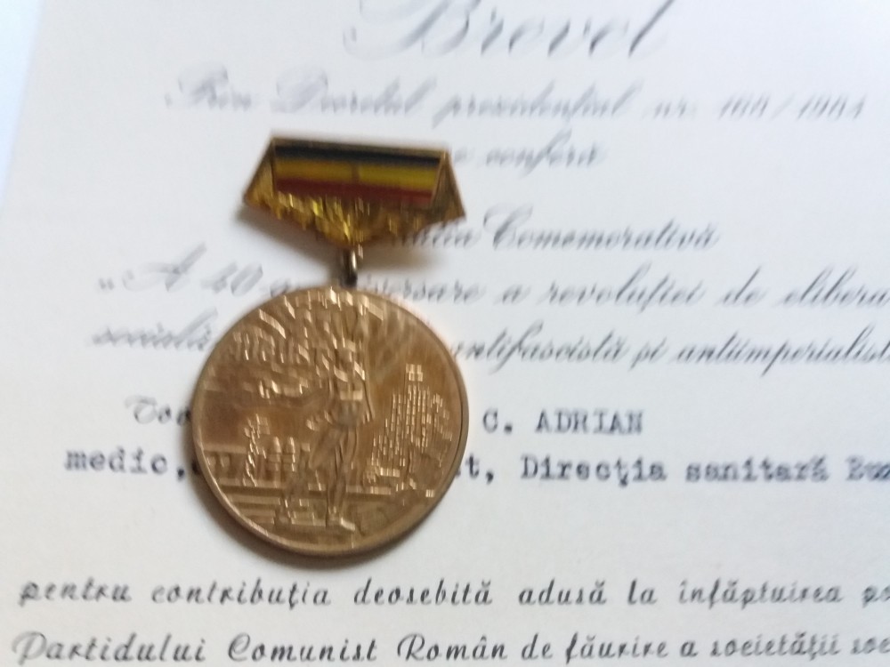 Medalie comunista-- 40 DE ANI DE LA 23 AUGUST 1944 - 1984+Brevet | Okazii.ro