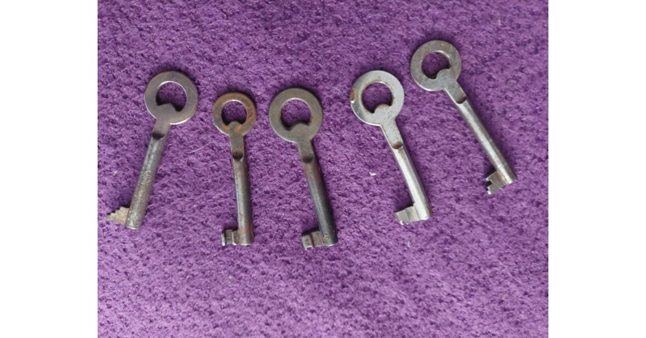 lot 5 chei Originale pentru usi de epoca,dulap vechi,scrin,sifonier ...